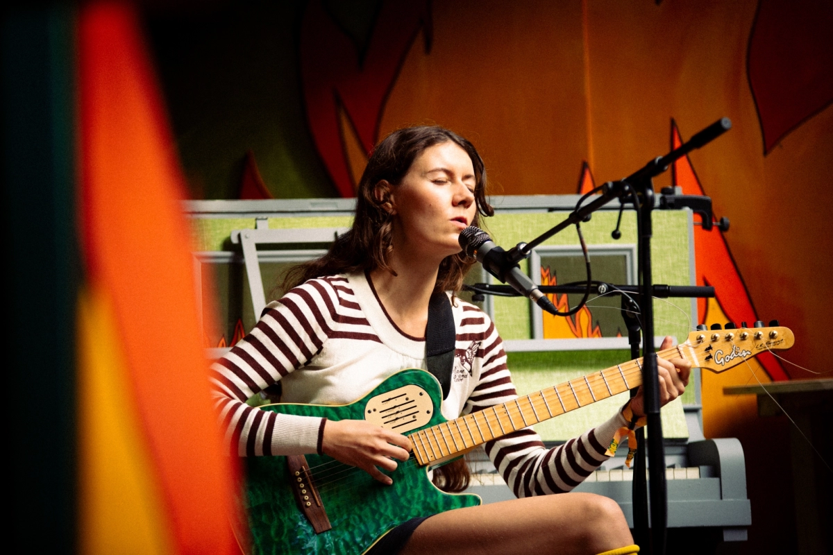 Watch Clarissa Connelly cover Mike Oldfield's "Moonlight Shadow" at End ...